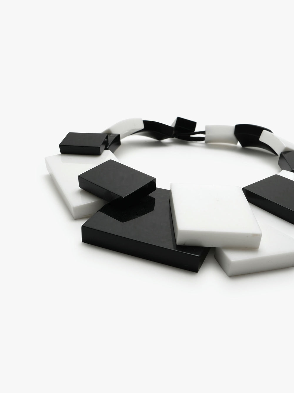 Issa necklace: black/white acrylic – Monies